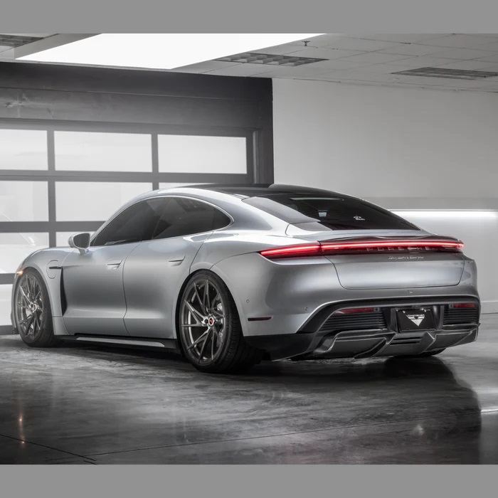 Rear decklid spoiler in carbon fibre. Porsche Taycan turbo / turbo S ...