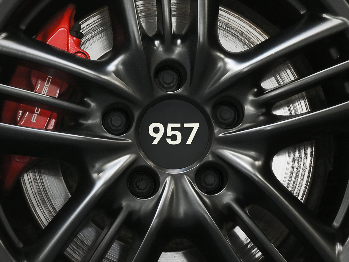 Porsche 957 Cayenne Wheel cup '957' logo Matt black PCG957303A ...