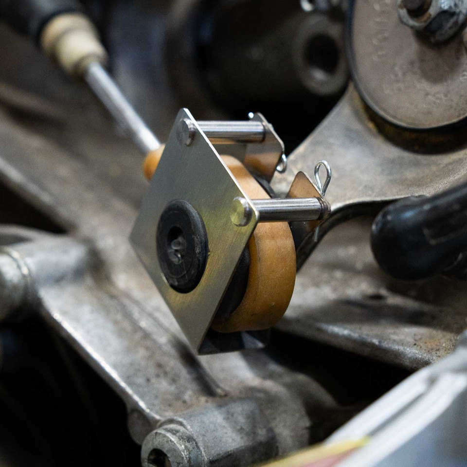 Rennline gear shift cable retaining bracket set, gearbox end. Porsche ...