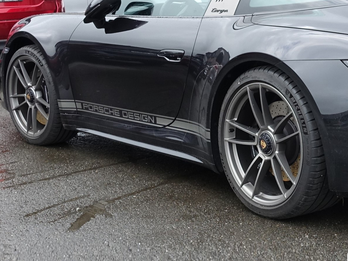 21" Centre lock Turbo S rear alloy wheel in Silk-Gloss Platinum finish ...